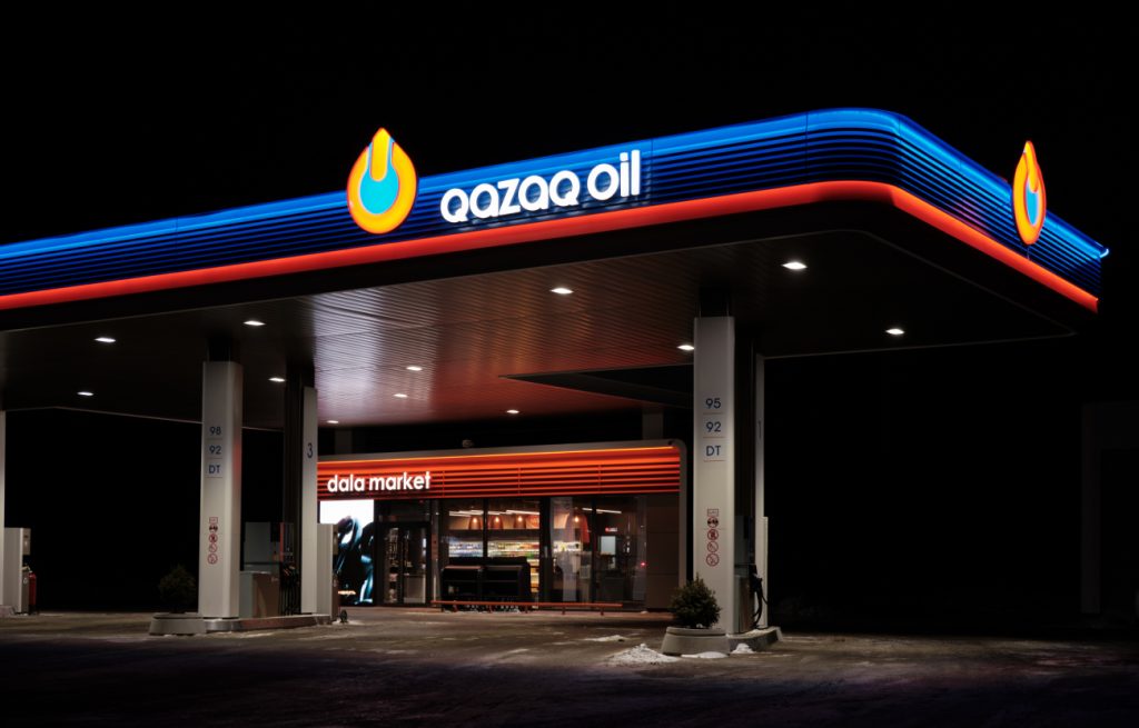 Фирменный стиль АЗС, новый дизайн и конструирование «Qazaq Oil» АЗС